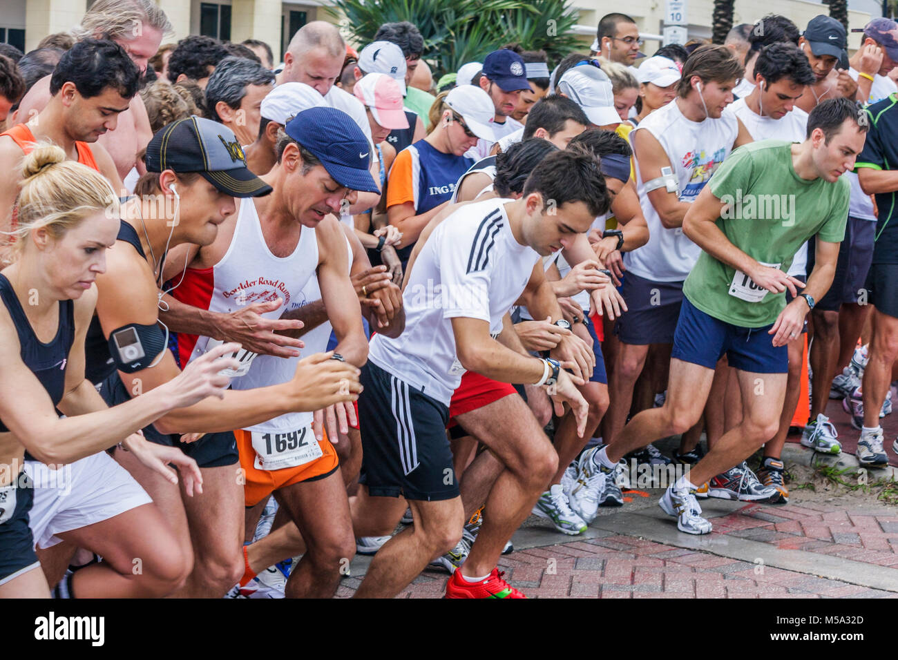 Starting line athletes hi-res stock photography and images - Alamy