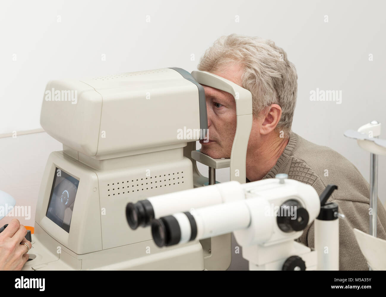 Diagnostic equipment hi-res stock photography and images - Alamy