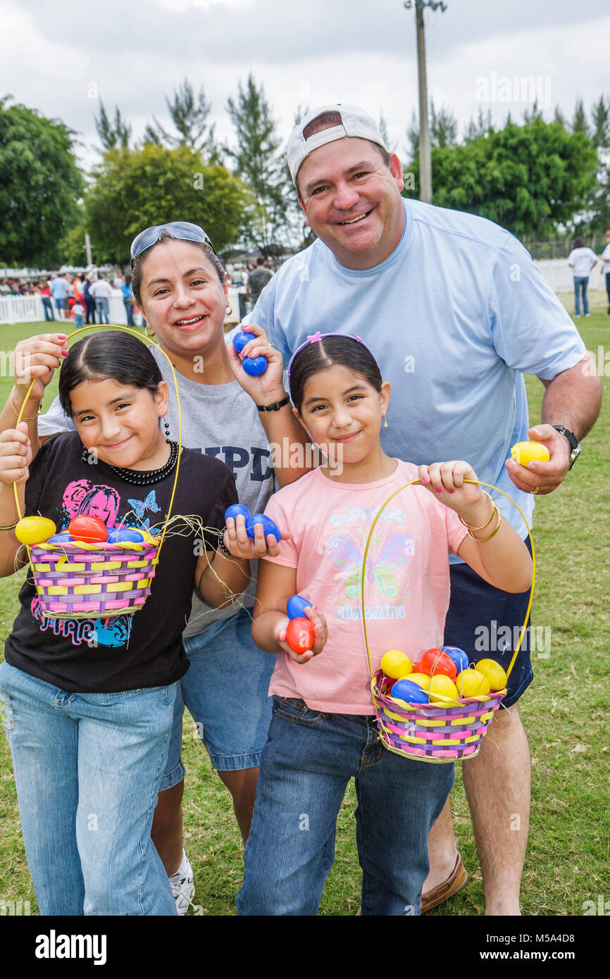 Children with easter baskets hi-res stock photography and images - Alamy
