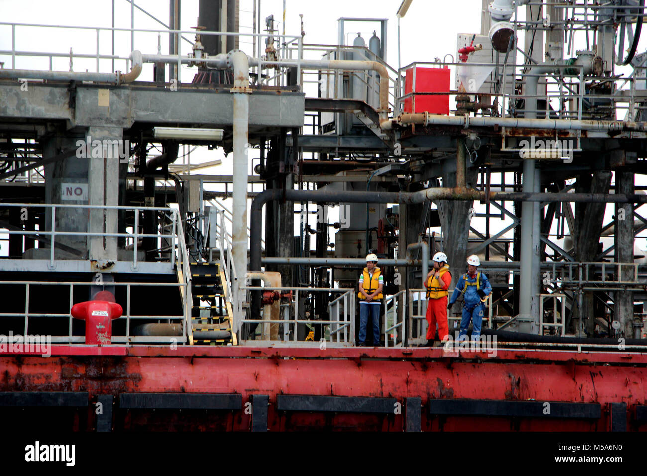 Philippines. 21st Feb, 2018. The workers of Shell Corporation watching ...