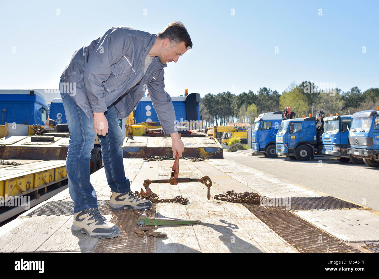 Lashing platform hi-res stock photography and images - Alamy