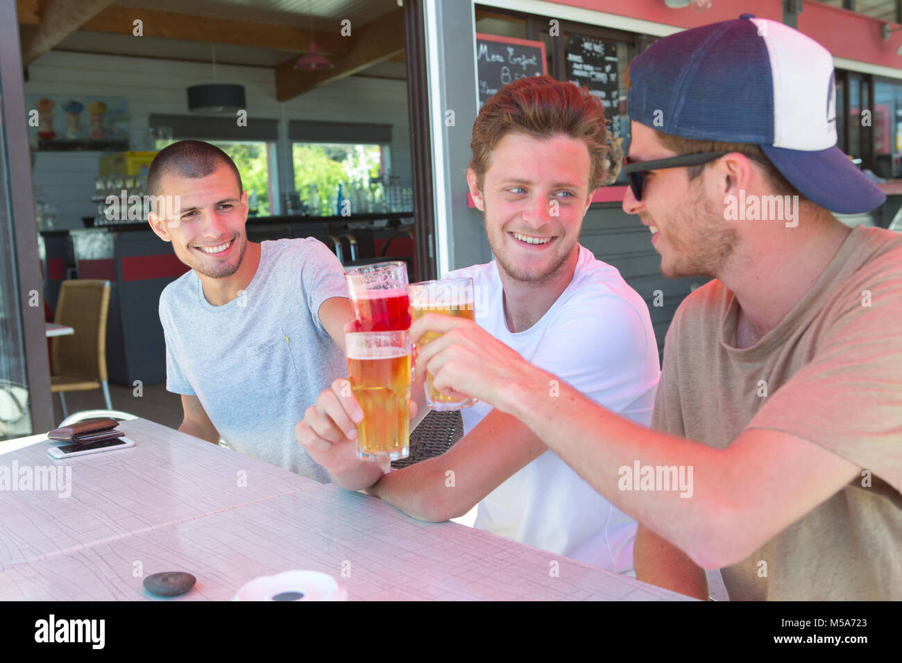 friends drinking beer outdoor Stock Photo - Alamy