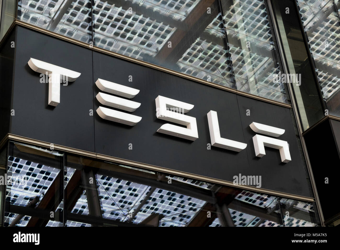 Tesla logo hi-res stock photography and images - Alamy