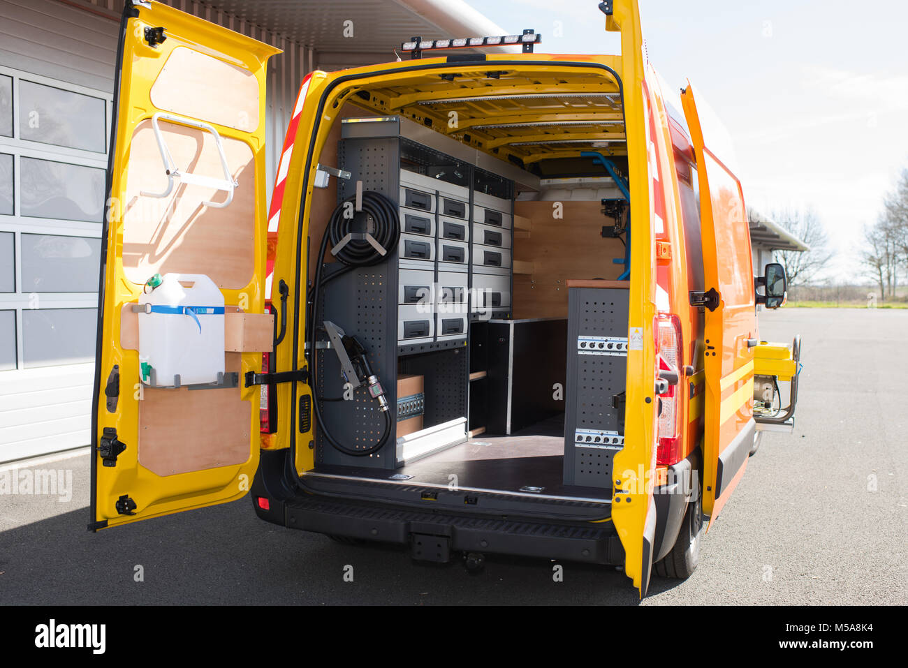 Electrician van hi-res stock photography and images - Alamy