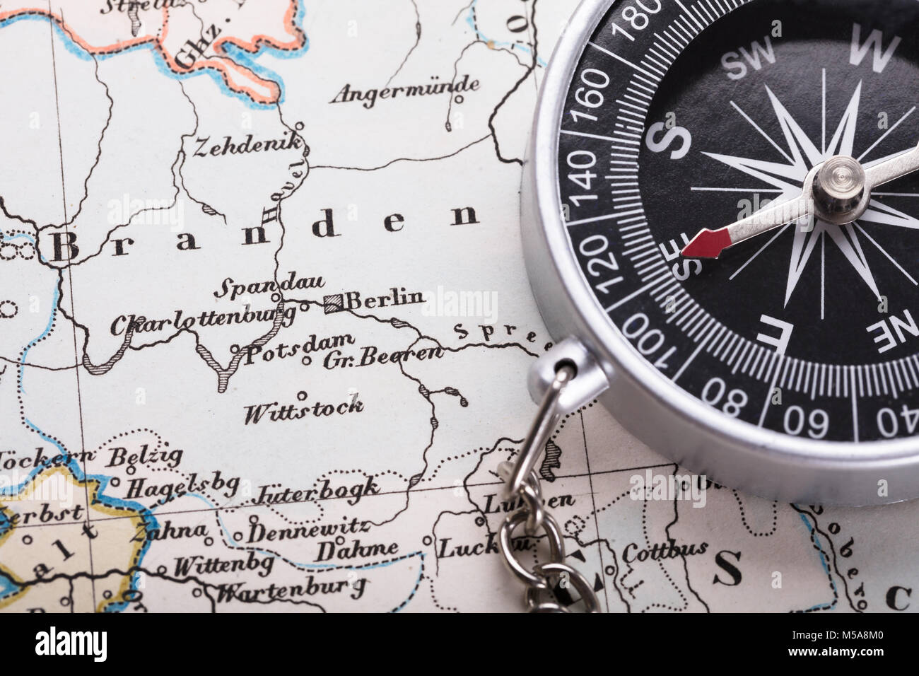 Antique brass compass on map hi-res stock photography and images - Alamy