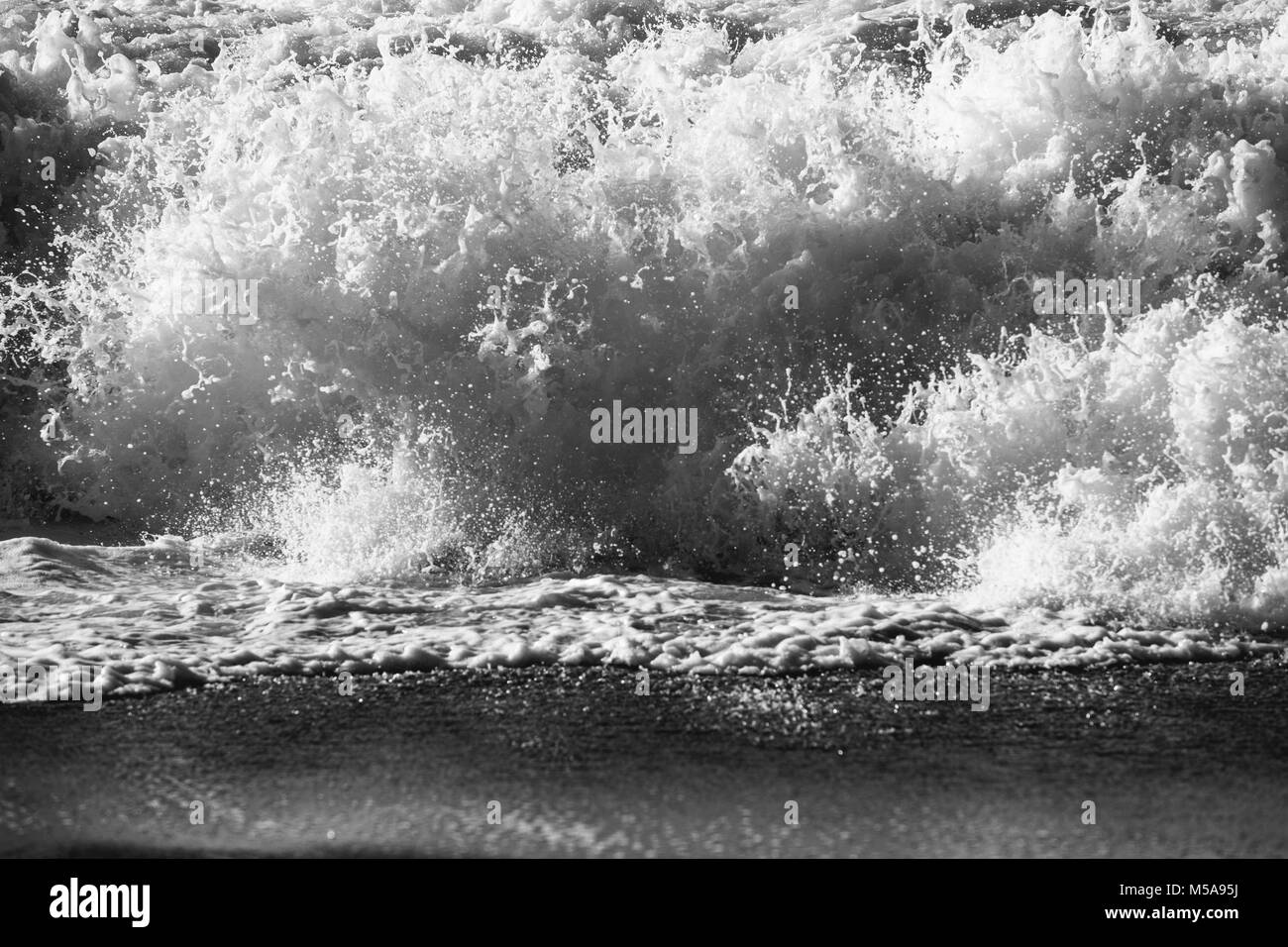 Waves crashing hi-res stock photography and images - Alamy