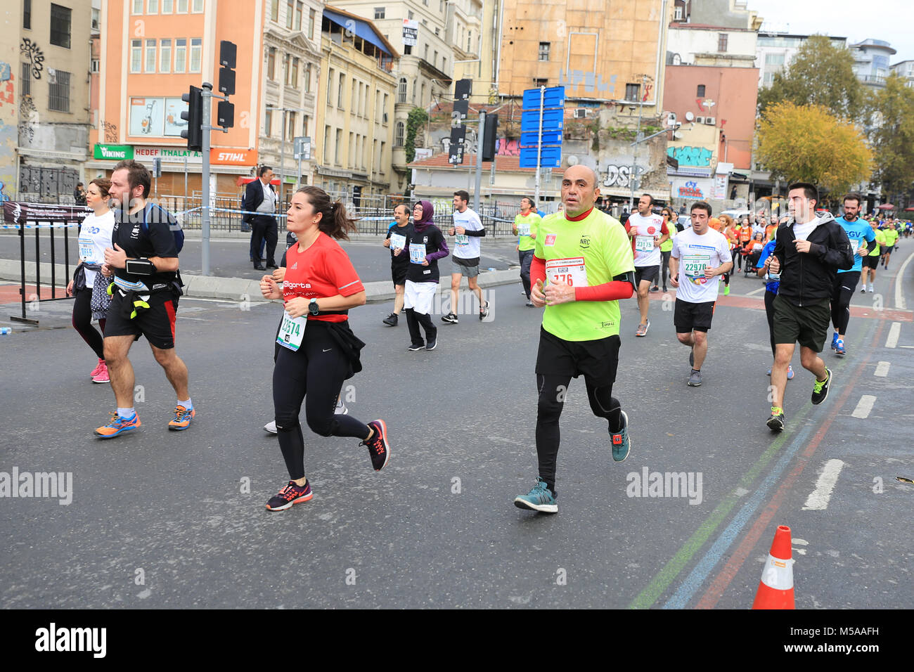 ISTANBUL, TURKEY - NOVEMBER 12, 2017: Athletes running in 39. Istanbul ...