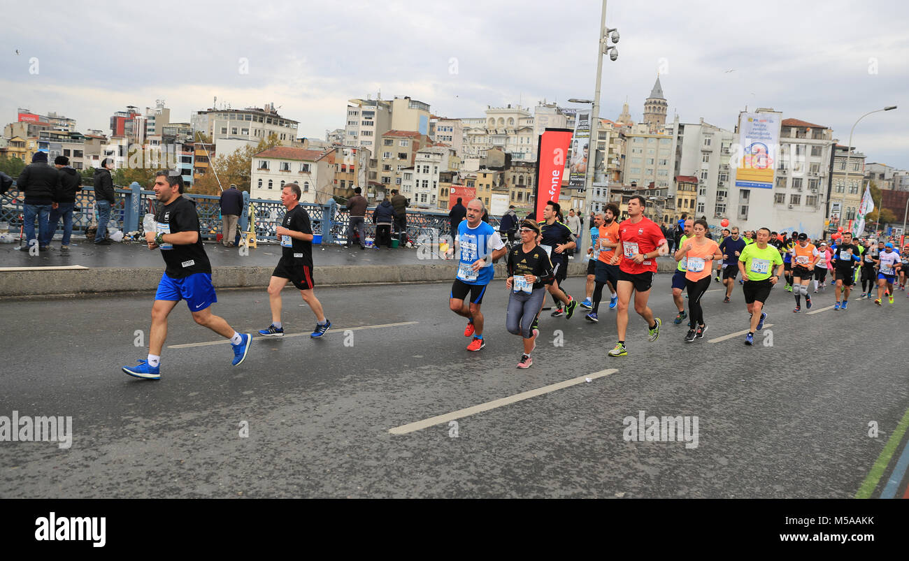 ISTANBUL, TURKEY - NOVEMBER 12, 2017: Athletes running in 39. Istanbul ...