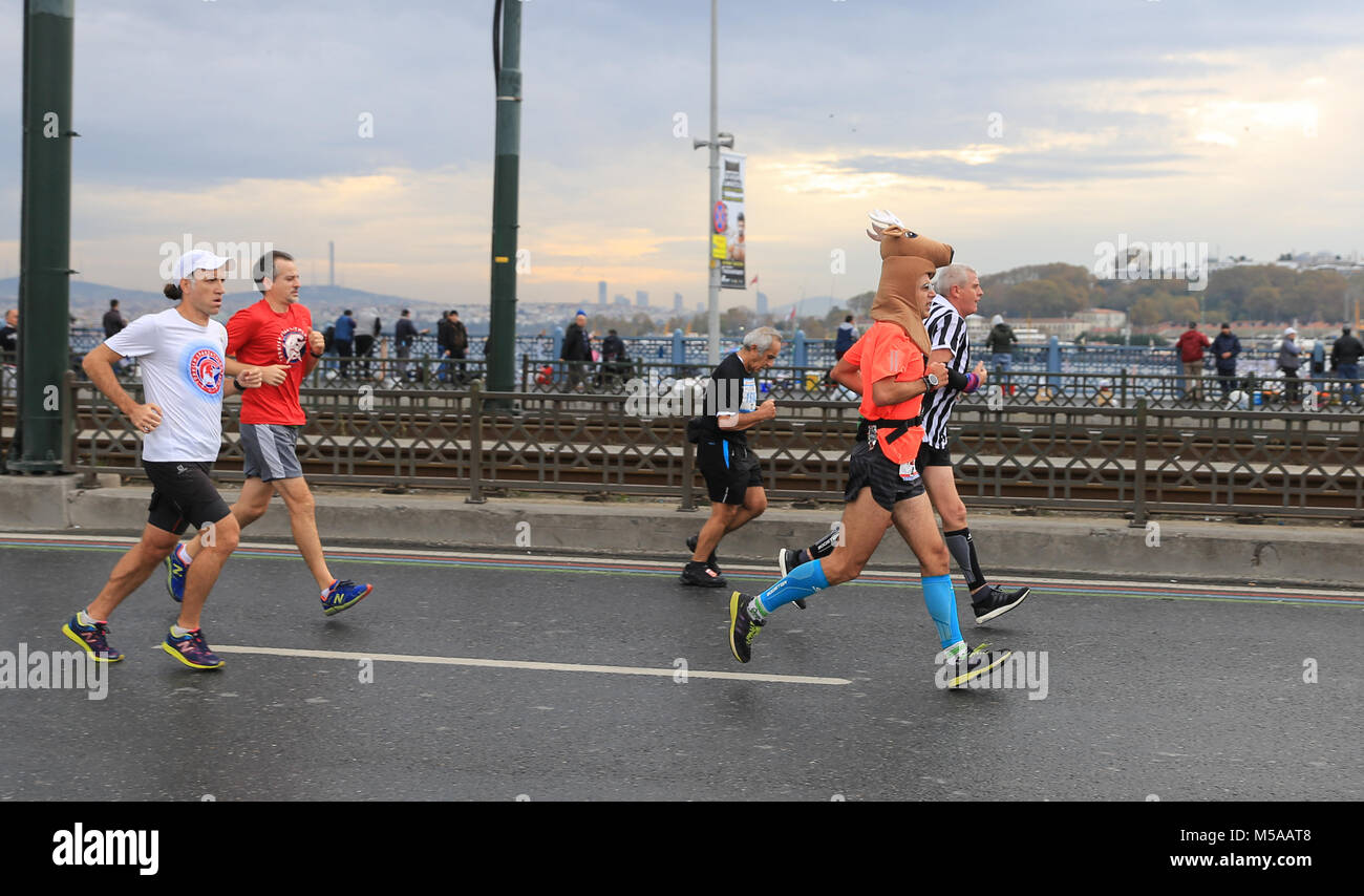 ISTANBUL, TURKEY - NOVEMBER 12, 2017: Athletes running in 39. Istanbul ...