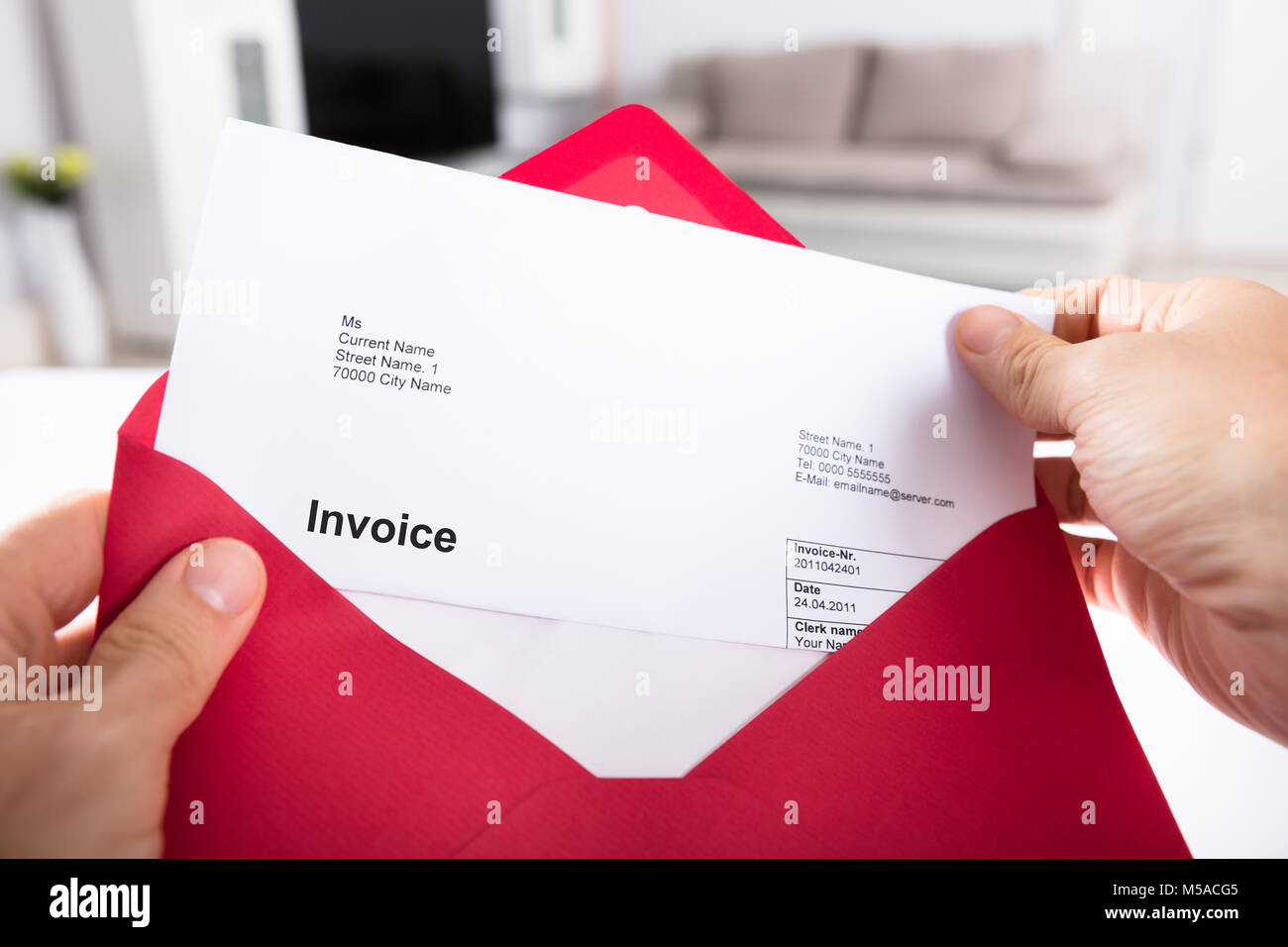 Hands holding envelope hi-res stock photography and images - Alamy