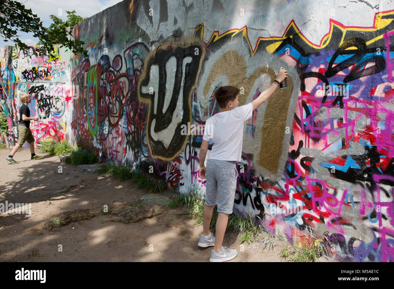 Graffiti wall art kids hi-res stock photography and images - Alamy