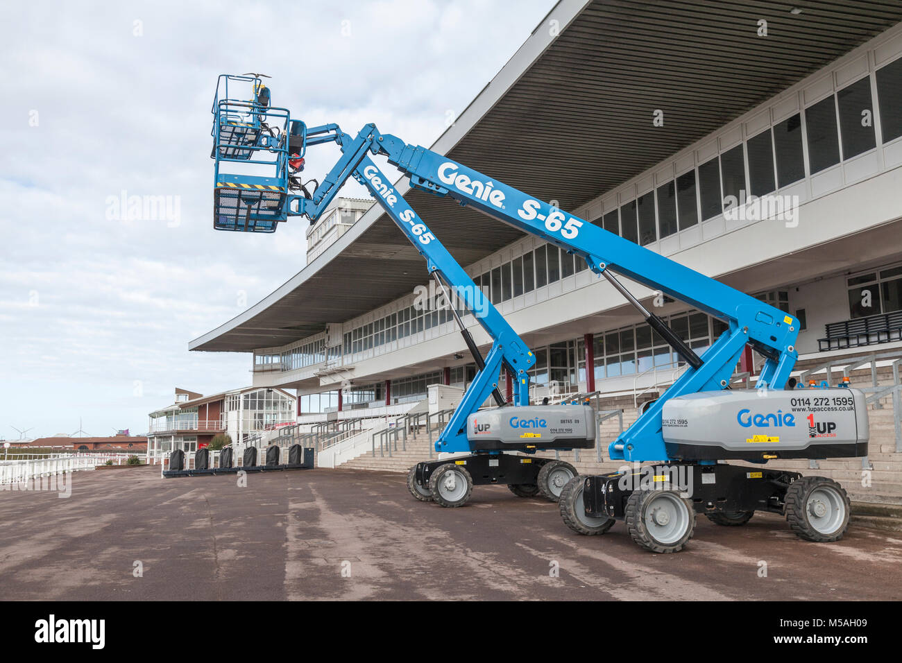 Self propelled articulating boom hi-res stock photography and images ...