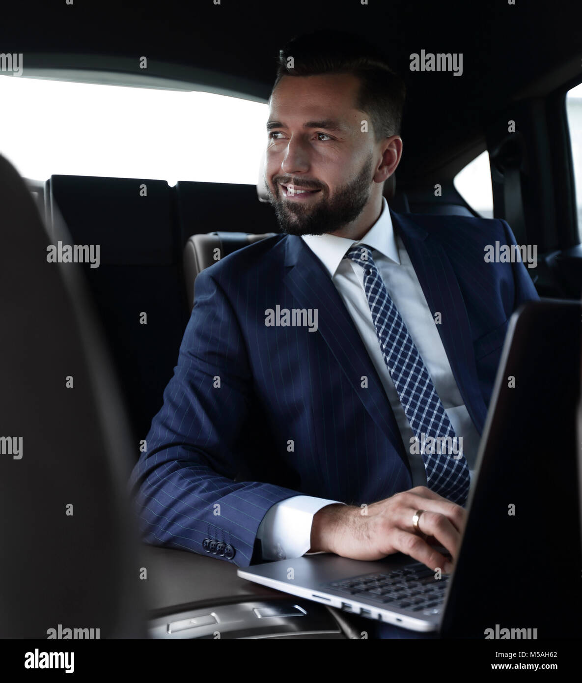 Business people use a laptop Stock Photo - Alamy