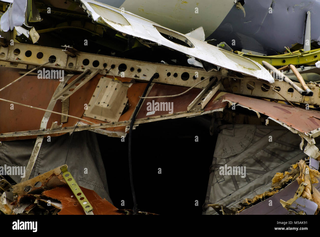 Aircraft being broken up hi-res stock photography and images - Alamy