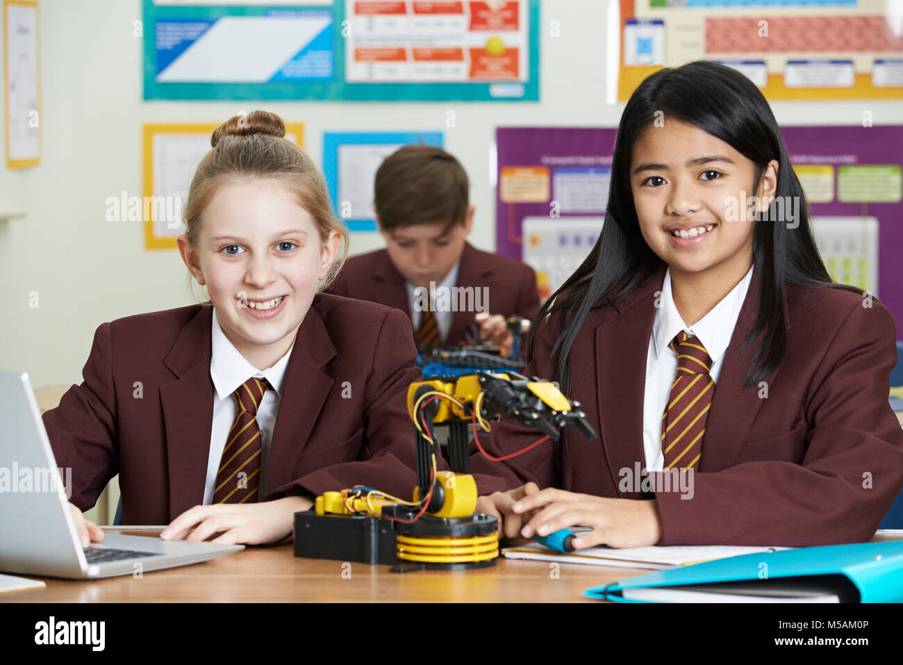 Portrait smiling pupils science class hi-res stock photography and ... Portrait smiling pupils science class hi-res stock photography and ...