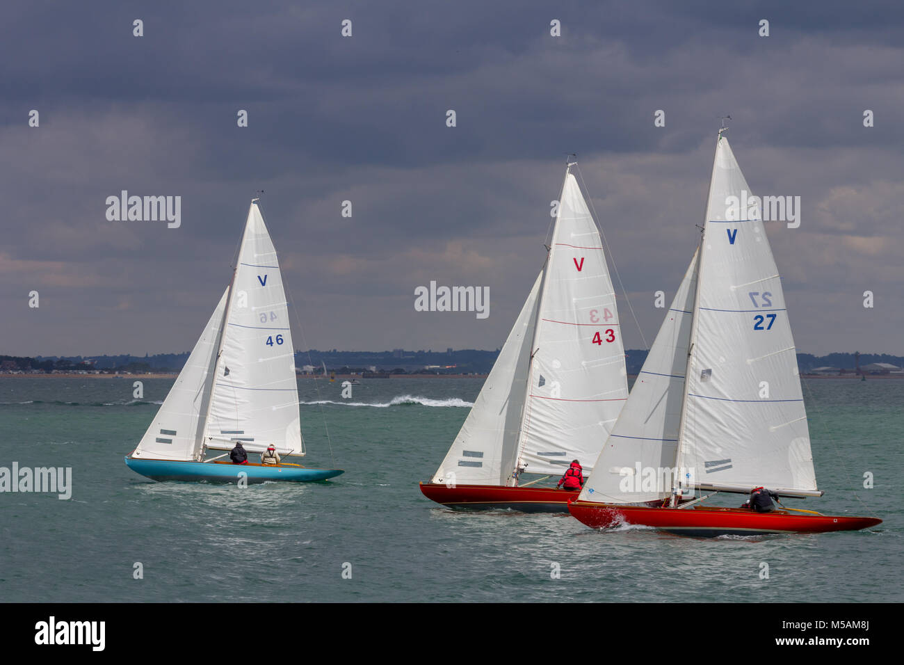 Solent Sunbeam Yachts racing at Cowes, Isle of Wight Stock Photo - Alamy