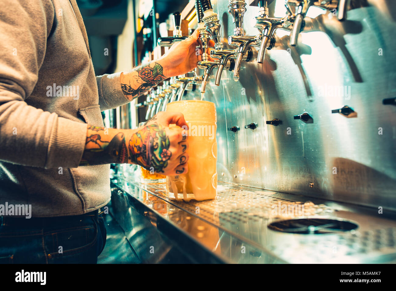 Beer pouring mug draught hi-res stock photography and images - Alamy
