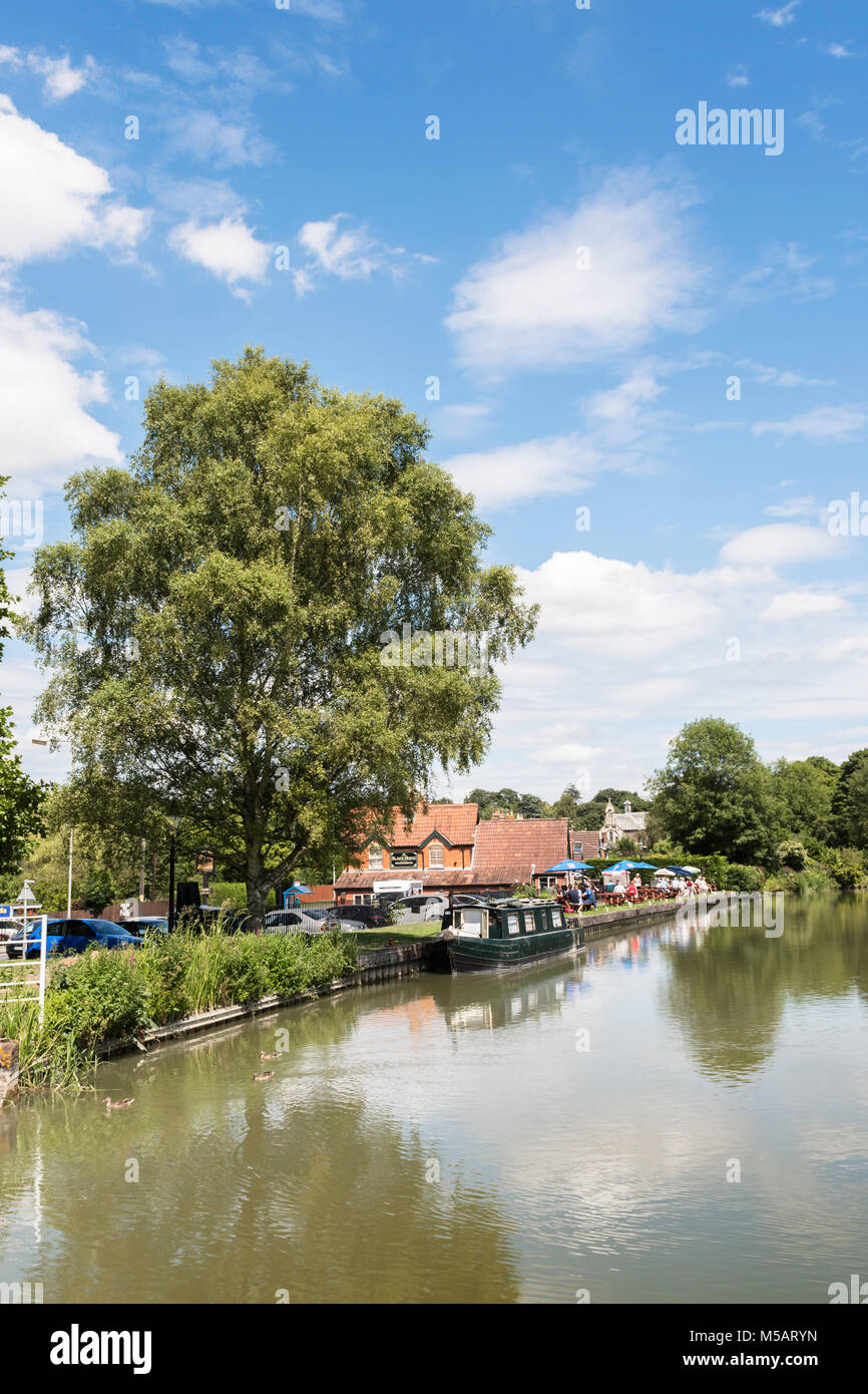 Pub, Caen Hill Locks, Wiltshire, UK Stock Photo - Alamy