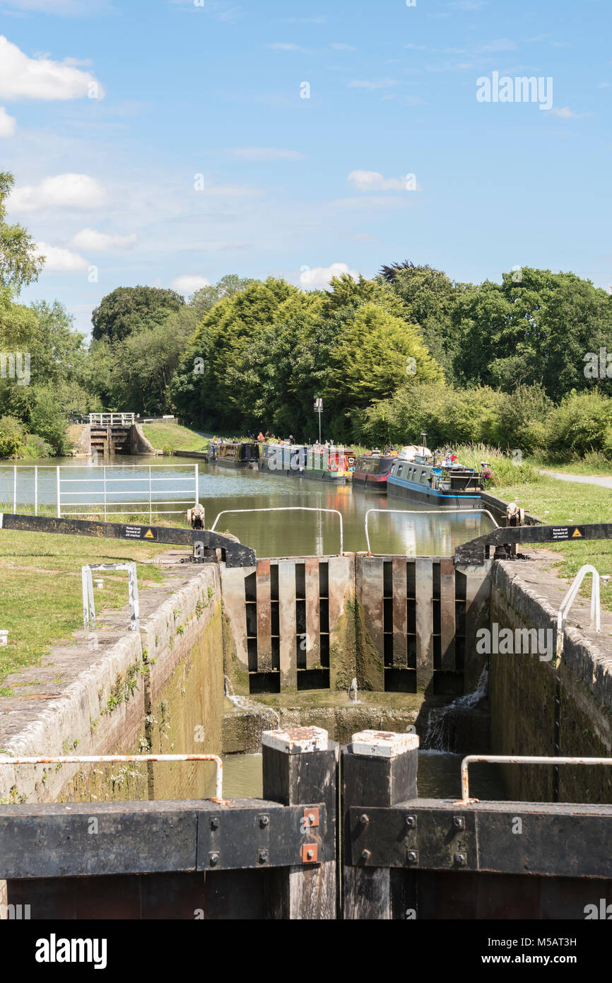 Inland waterway lock uk hi-res stock photography and images - Alamy