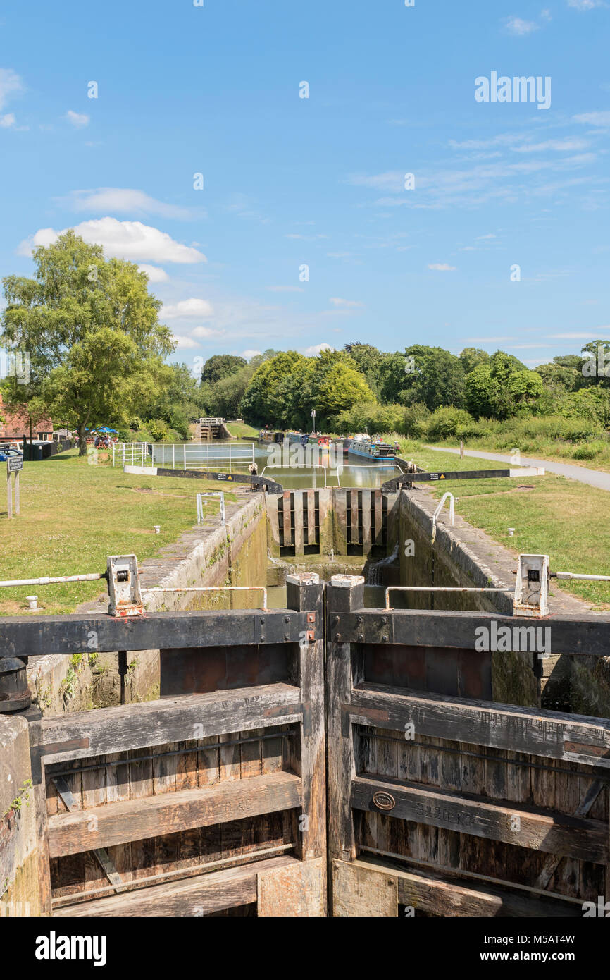 Canal lock, Caen Hill Locks, Wiltshire, UK Stock Photo - Alamy