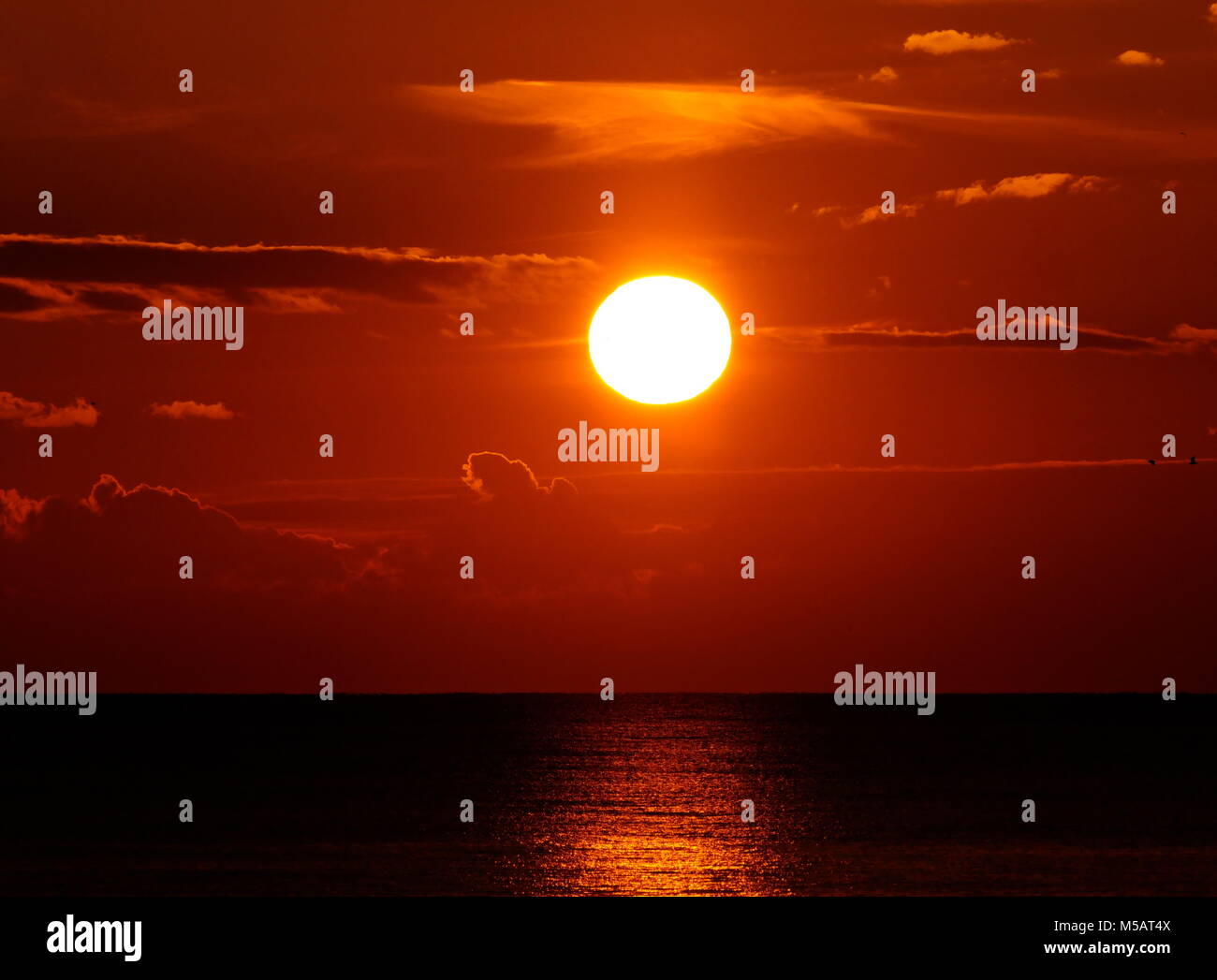 AJAXNETPHOTO. CHANNEL, ENGLAND. - WINTER SUNSET - SUN SETTING THROUGH ...