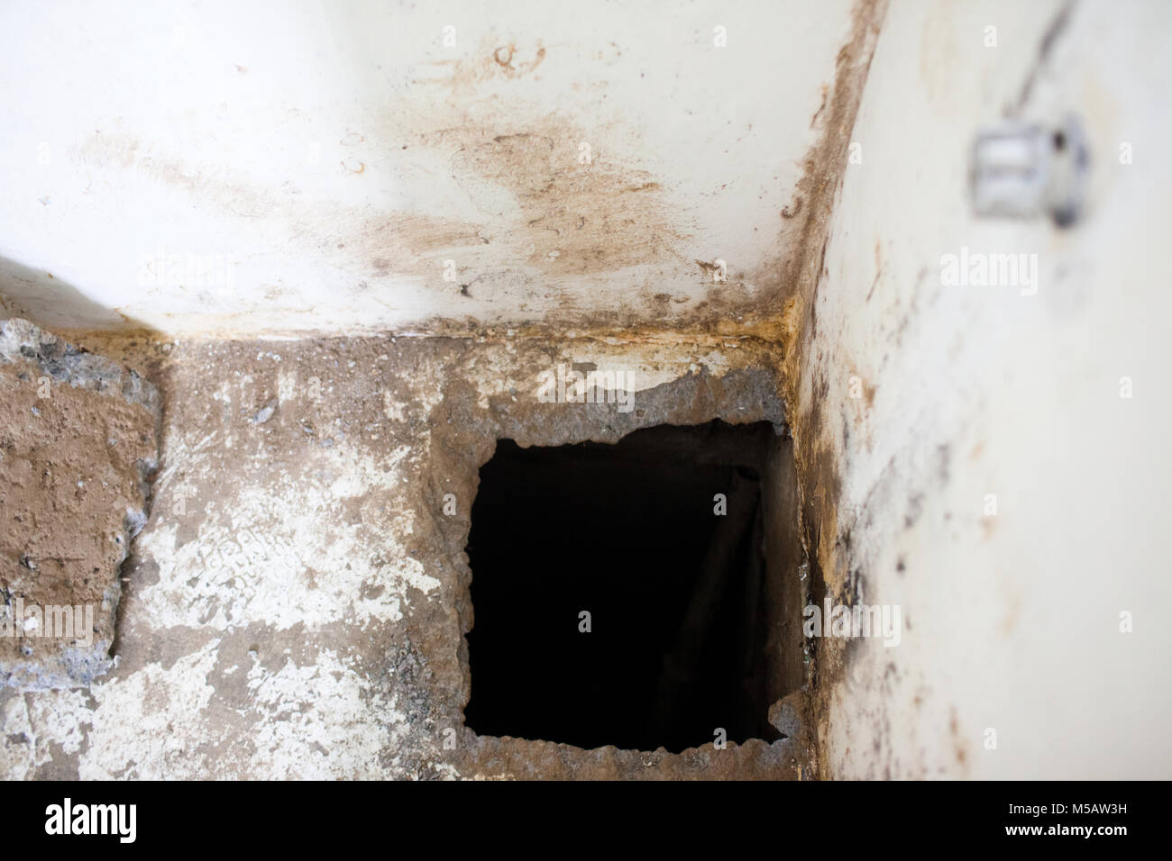 The hole in Joaquin "El Chapo" Guzman's cell, which he used to escape ...