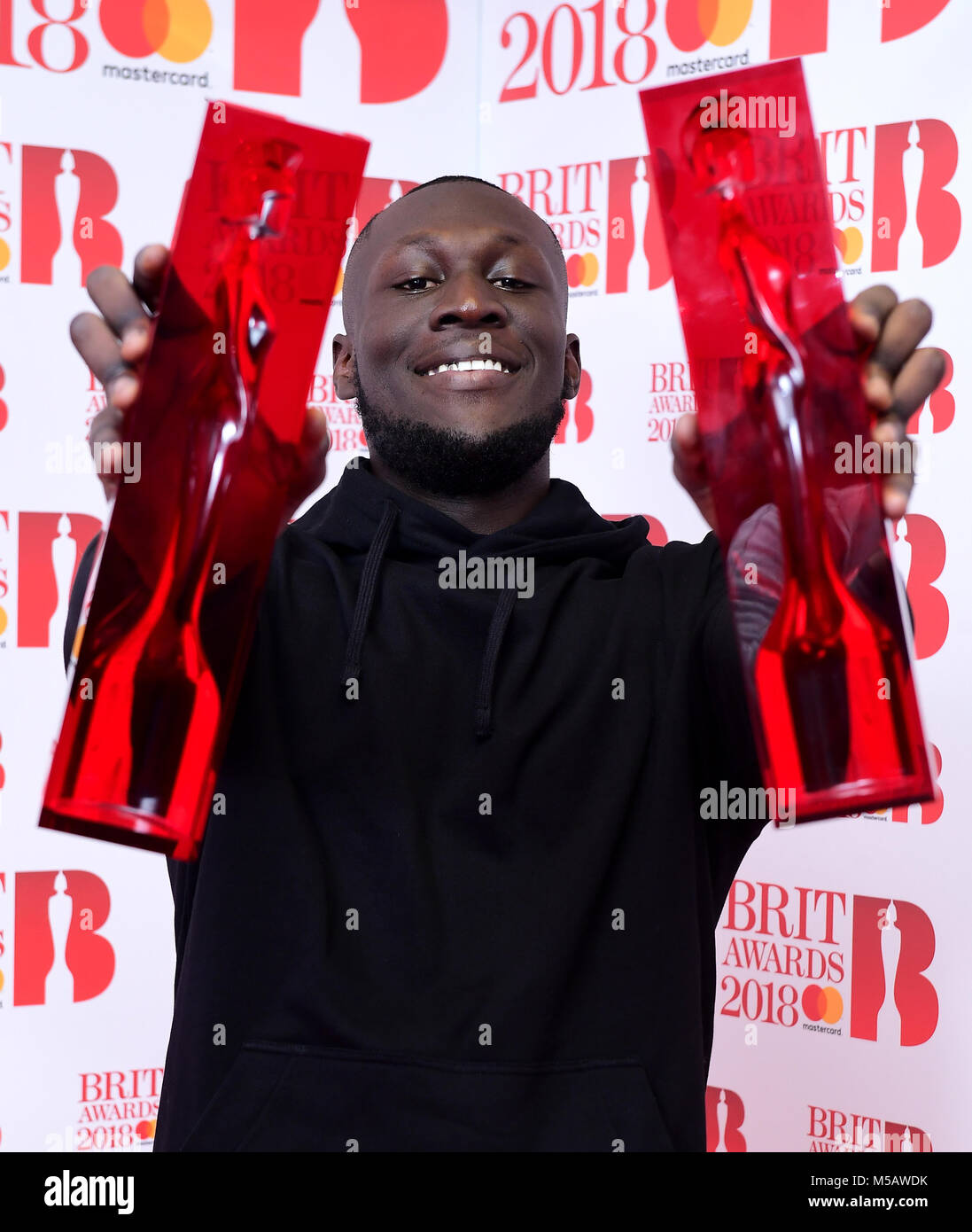 British male solo artist awards hi-res stock photography and images - Alamy