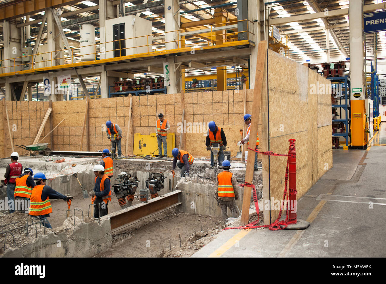 Car manufacturing mexico hi-res stock photography and images - Alamy