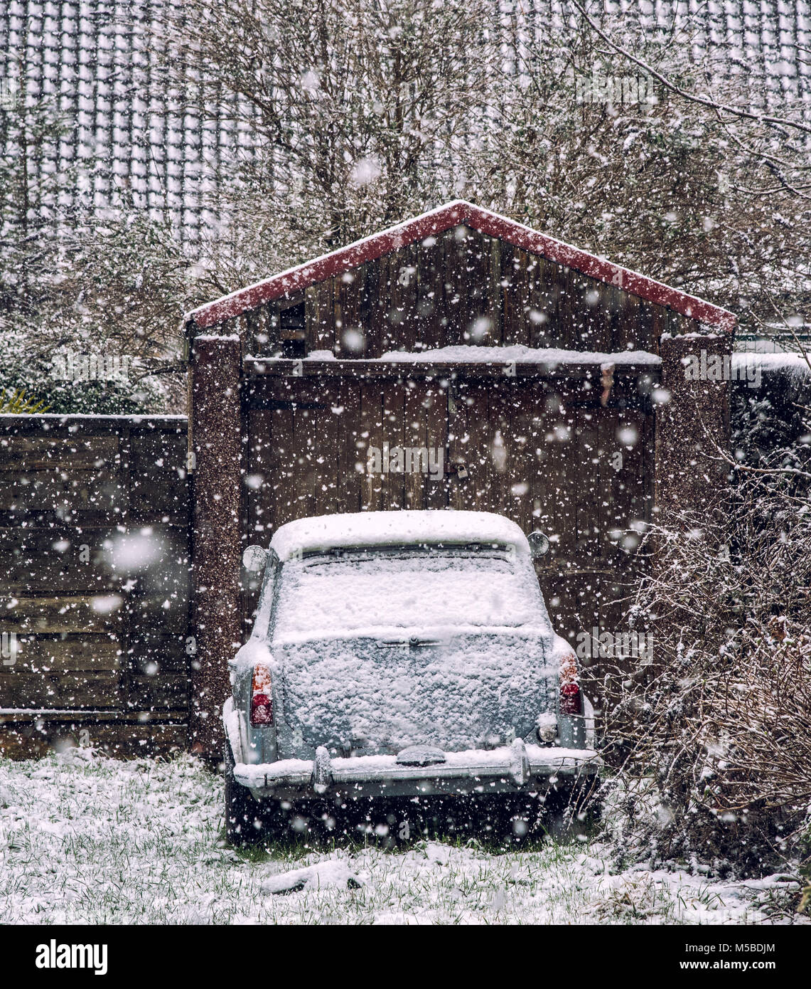 Car parked outside a house hi-res stock photography and images - Alamy