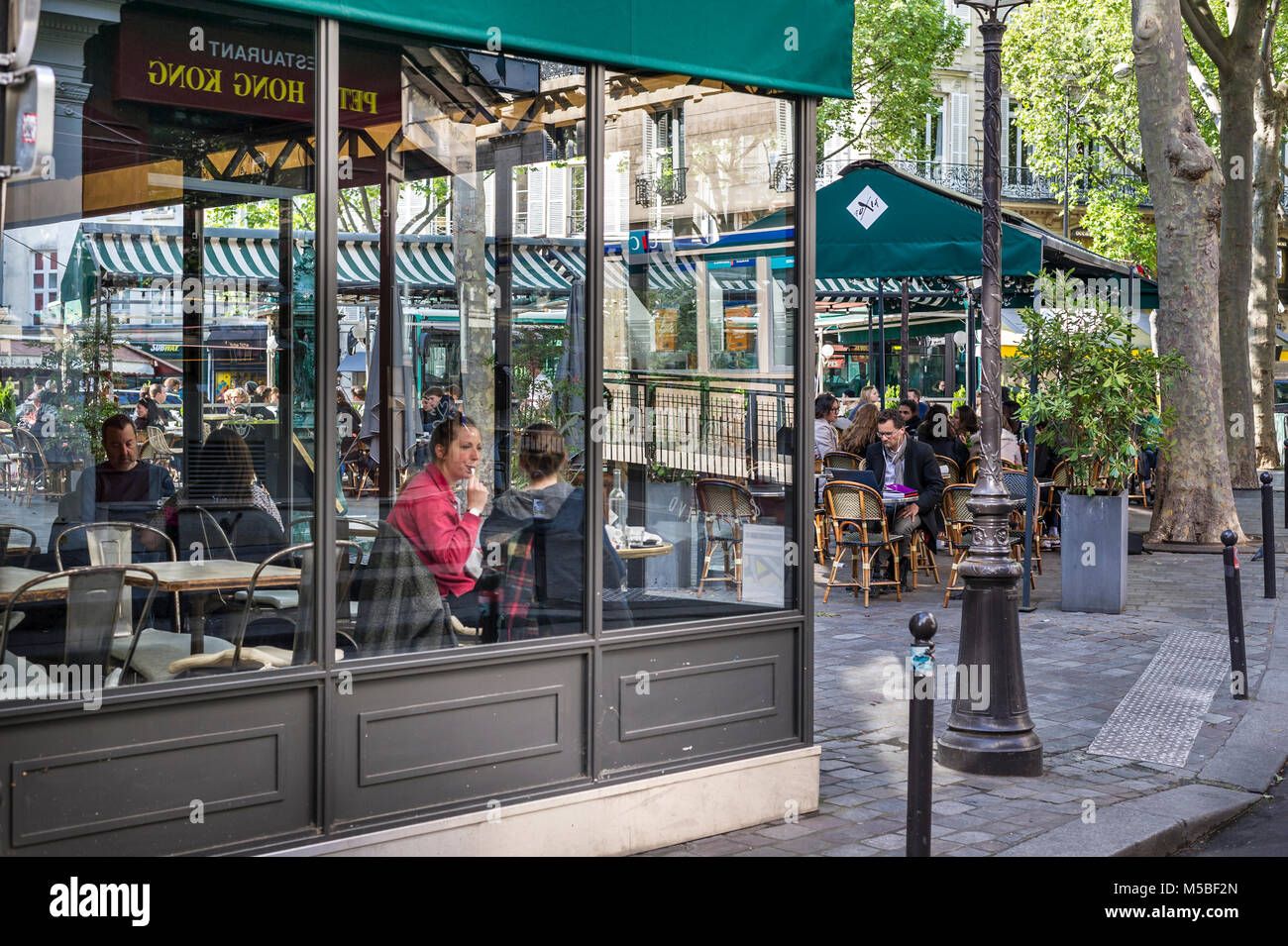 Typical Parisian restaurant Stock Photo - Alamy