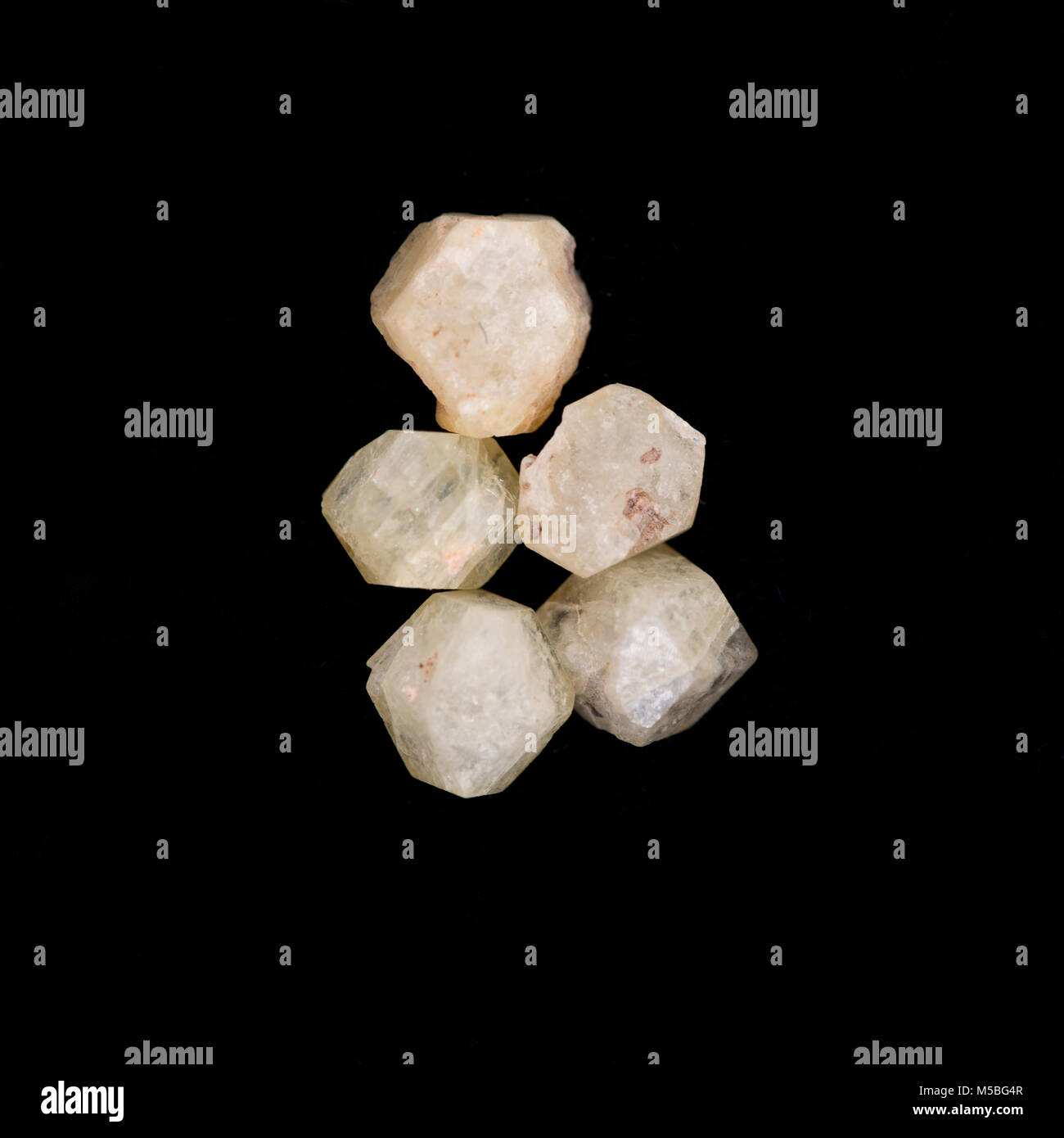 Conchoidal fracture hi-res stock photography and images - Alamy