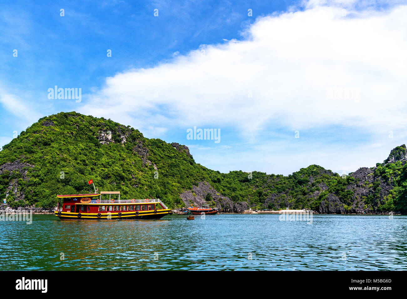 Floating fishing village and rock island in " Lan Ha " Bay, Vietnam ...