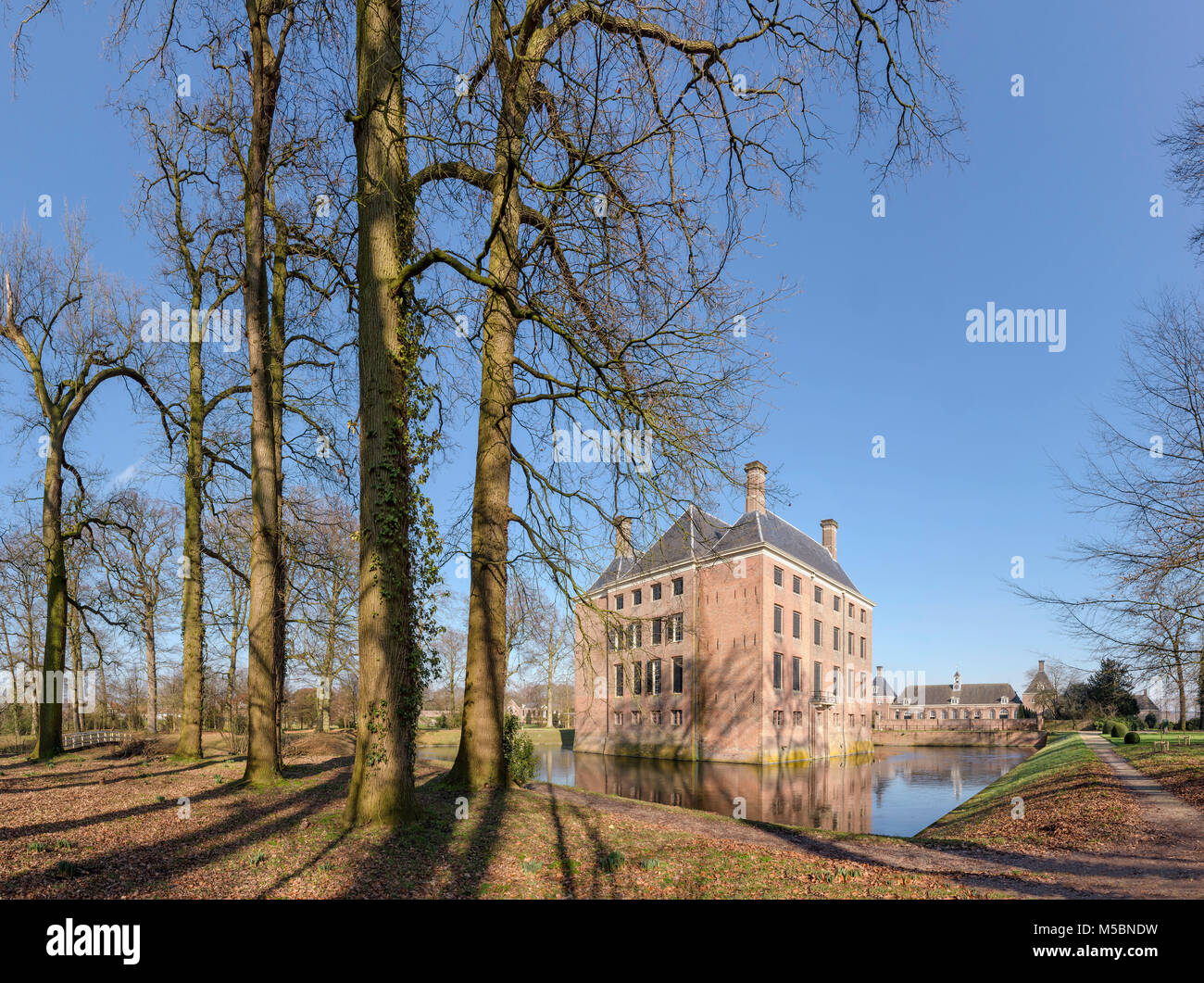 Amerongen castle with the park Stock Photo - Alamy