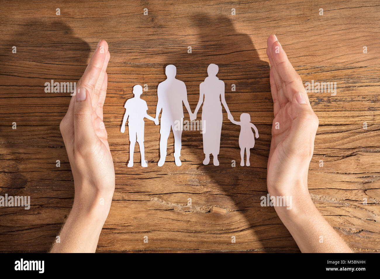 Paper cut out family hi-res stock photography and images - Alamy