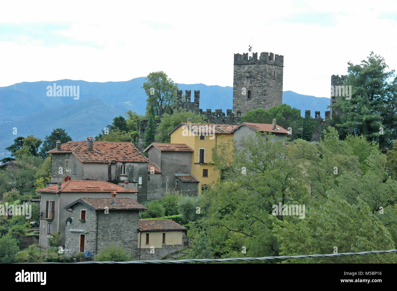 Medieval walls como italy hi-res stock photography and images - Alamy