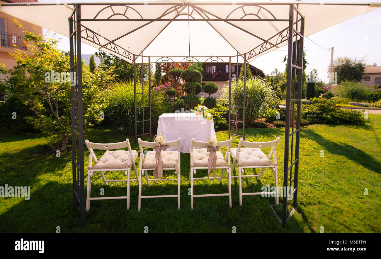 Outdoor setup for wedding reception Stock Photo - Alamy