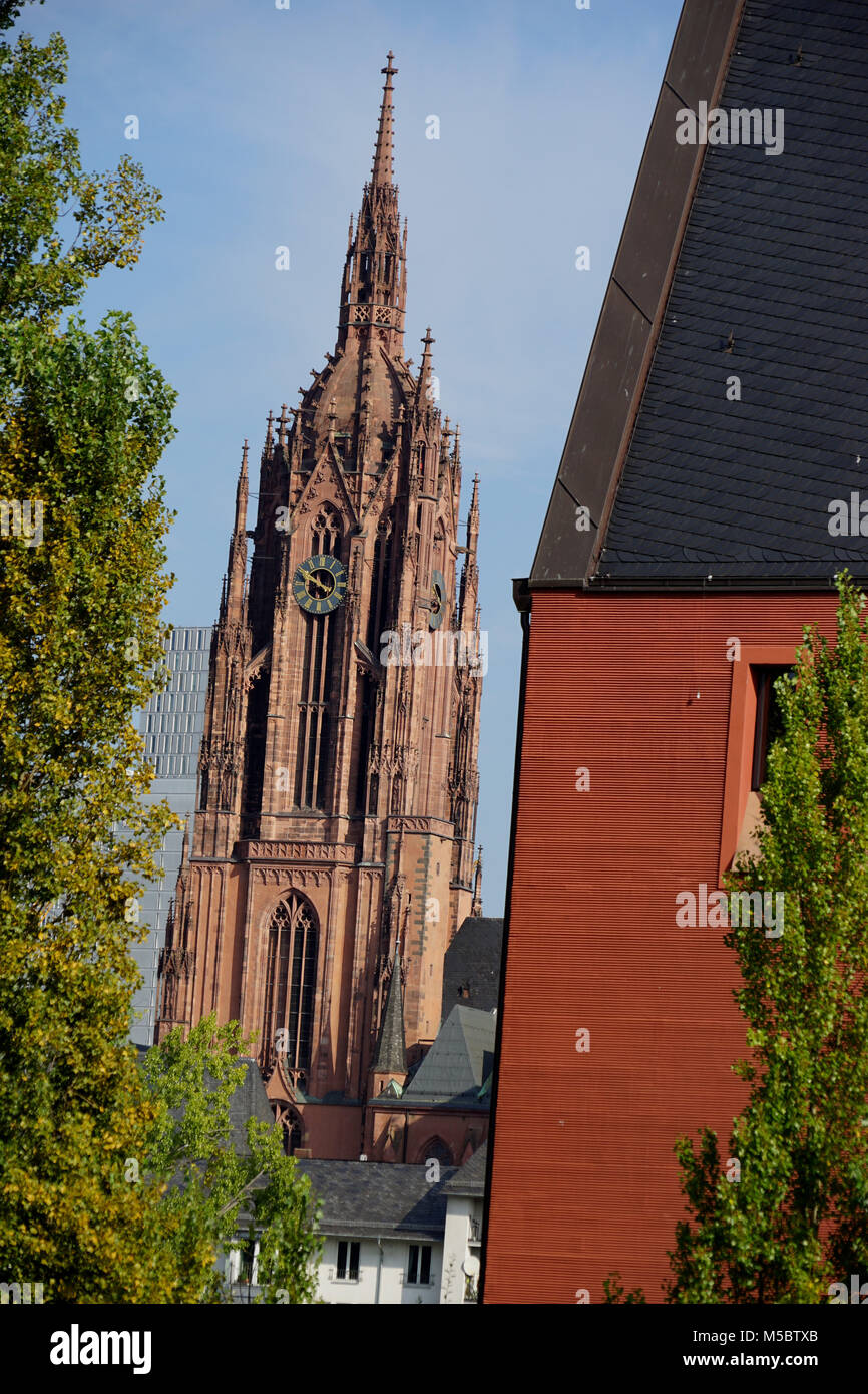 Neuer Portikus auf Maininsel neben alter Brücke, Dom, Frankfurt Stock ...