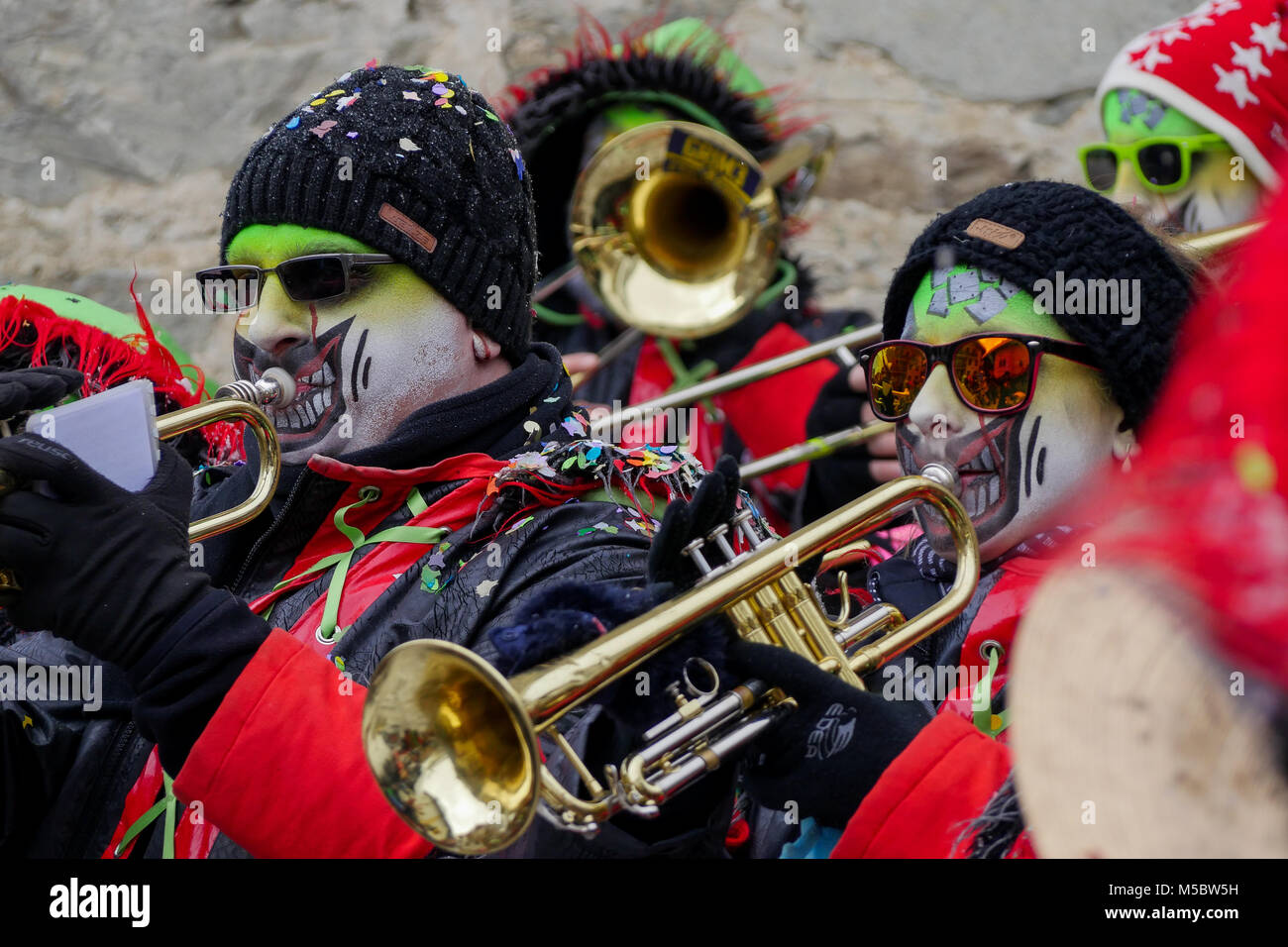 Masques en bois hi-res stock photography and images - Alamy