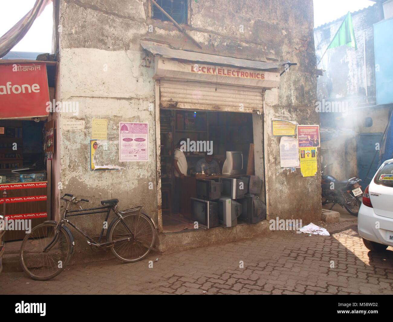 Indian slum houses hi-res stock photography and images - Alamy