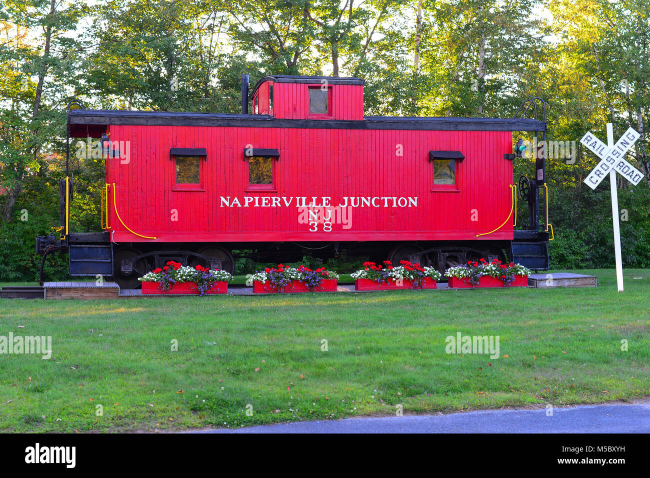 Green railroad caboose hi-res stock photography and images - Alamy