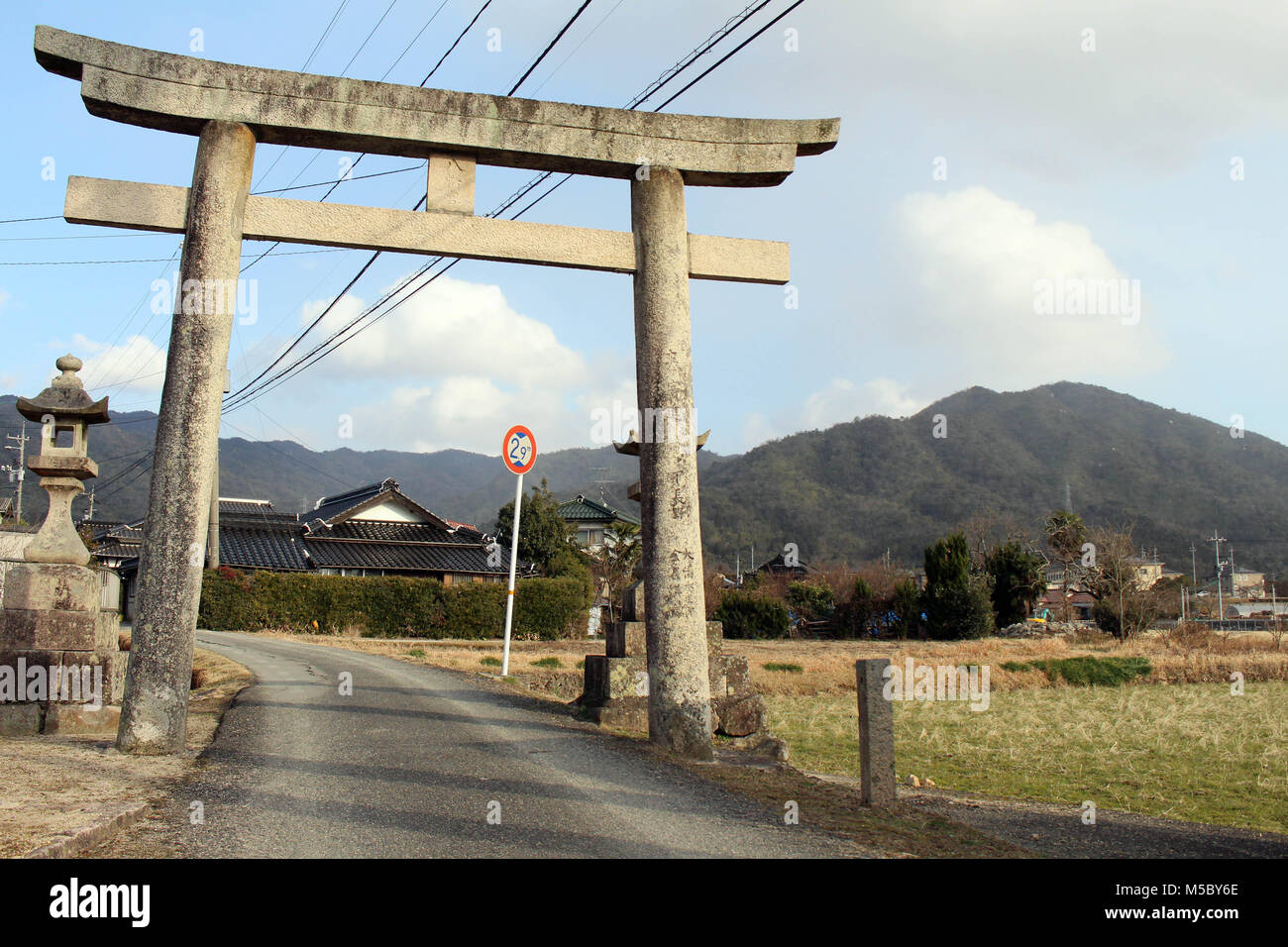 Translation: "The Shinto Gate called Torii" on the way to Japanese ...