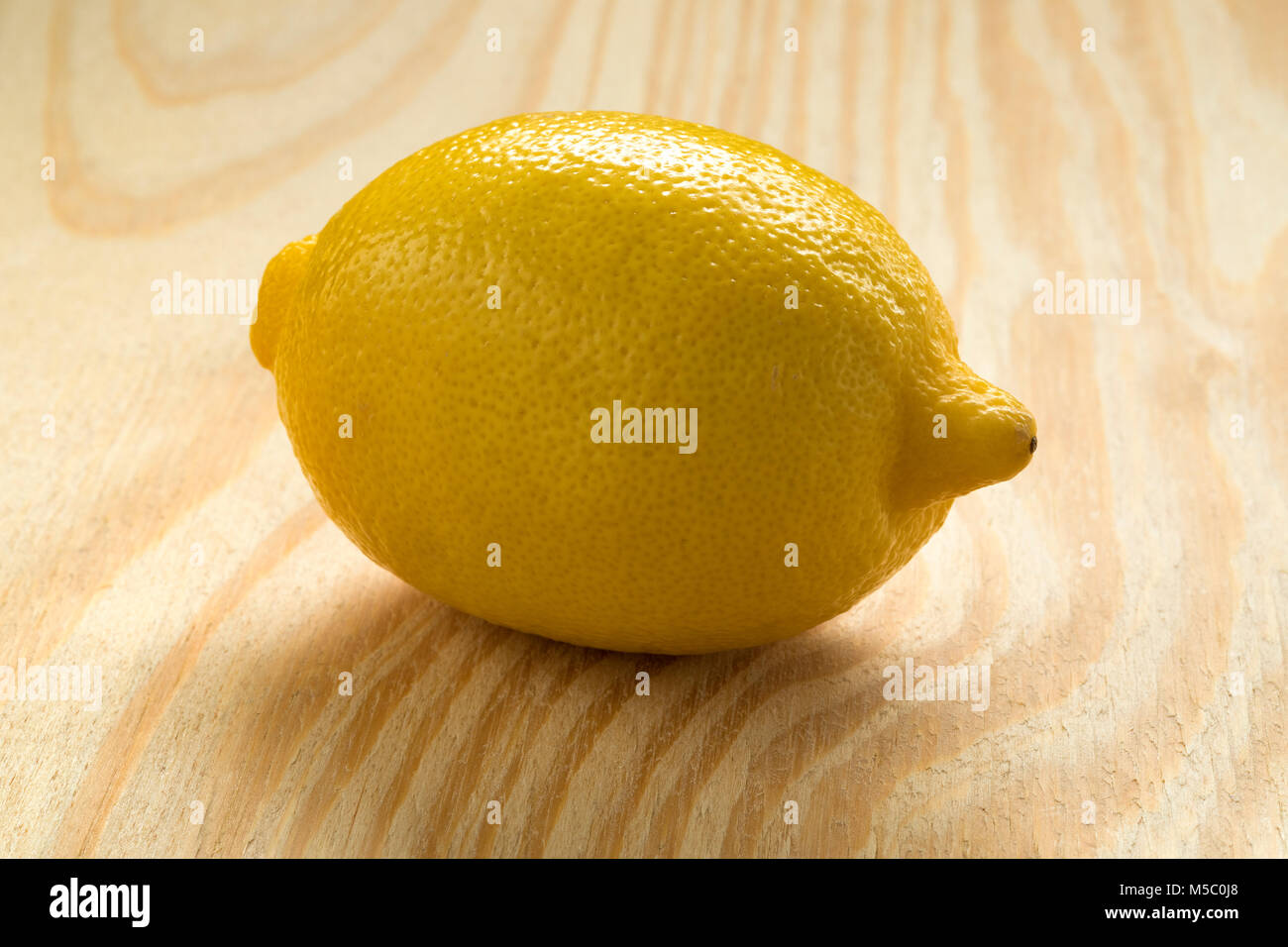 Single whole fresh yellow lemon Stock Photo - Alamy