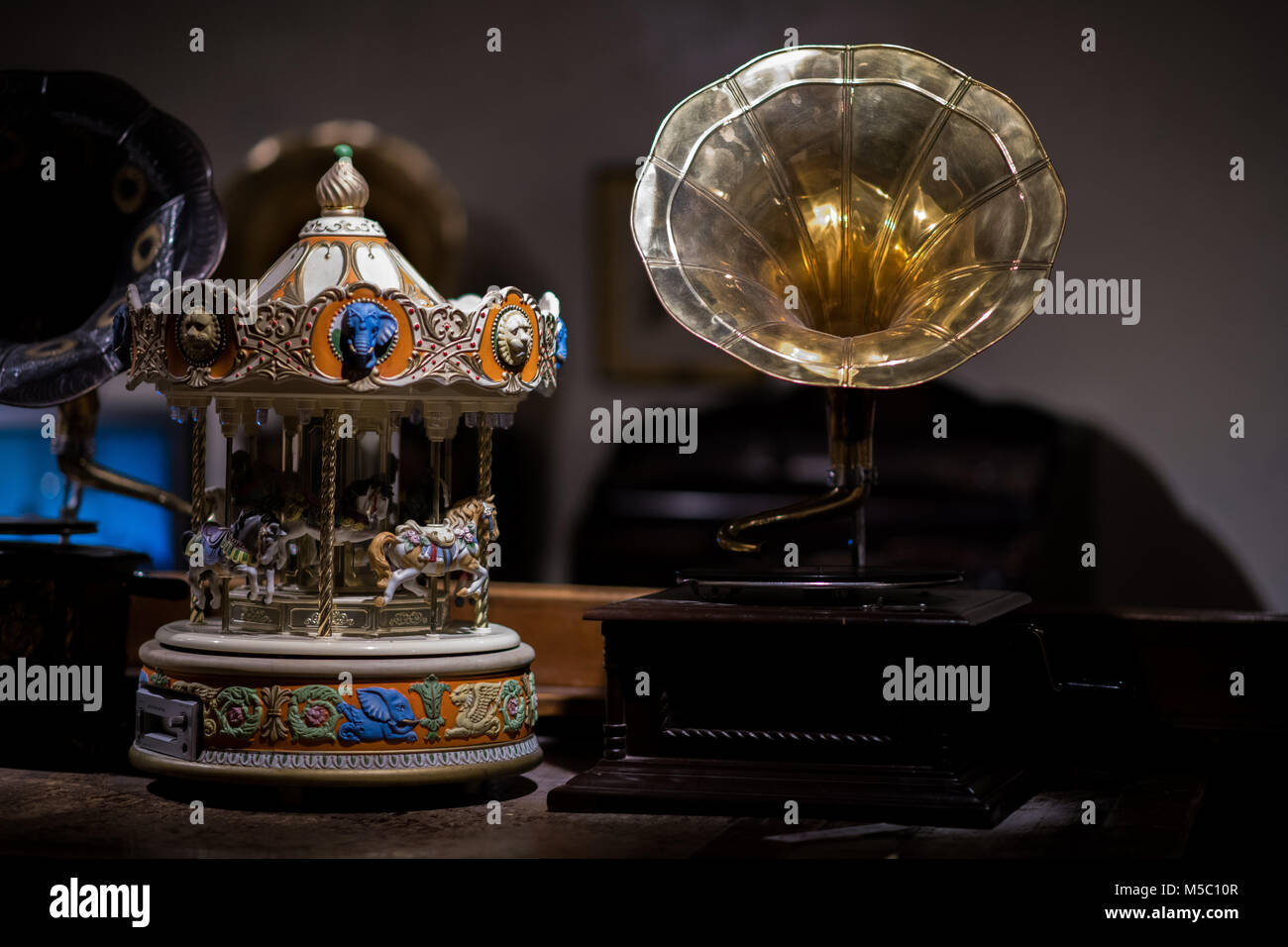 very beautiful detail music box and turntable speaker player, look ...