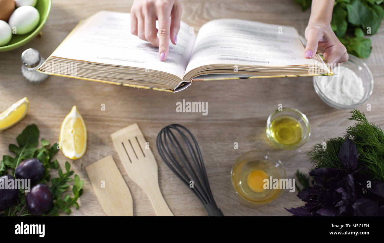 Lady with recipe book hi-res stock photography and images - Alamy