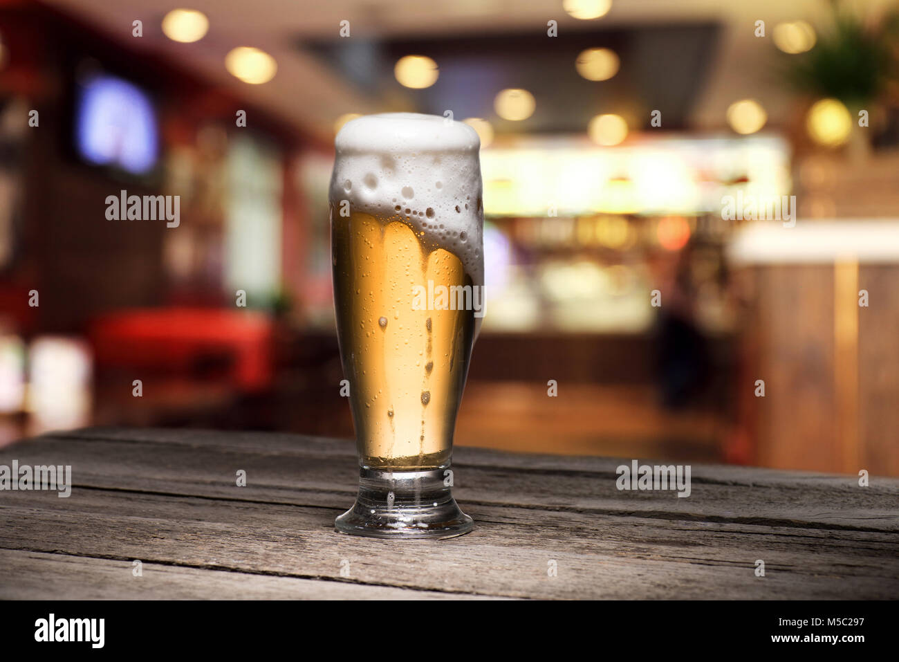 Pub pint glass empty table hi-res stock photography and images - Alamy