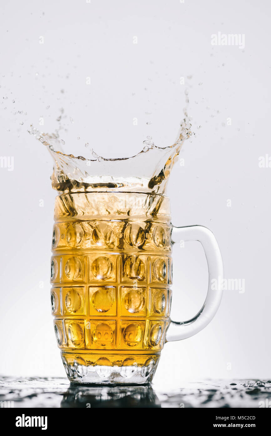 splashes of cold light beer in transparent glass Stock Photo - Alamy