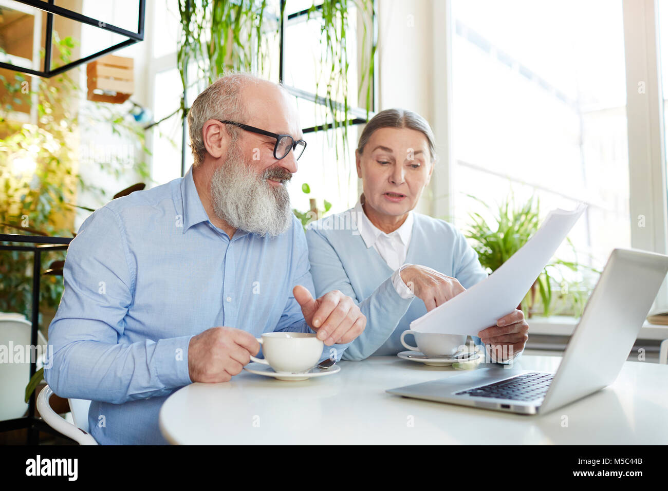 Discussing paper agreement Stock Photo - Alamy