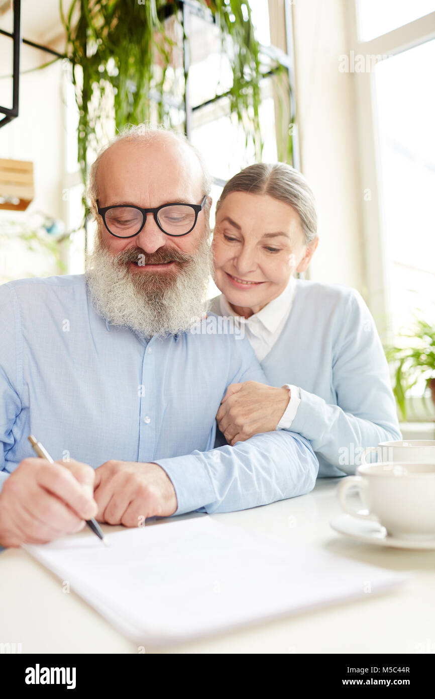 Couple signing paper hi-res stock photography and images - Alamy
