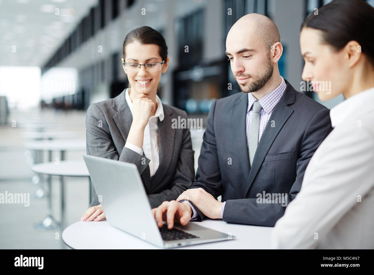 Teamwork in airport Stock Photo - Alamy