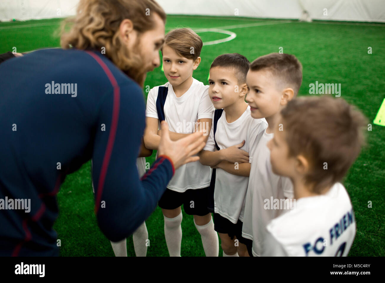 Coach talking to football players hi-res stock photography and images ...